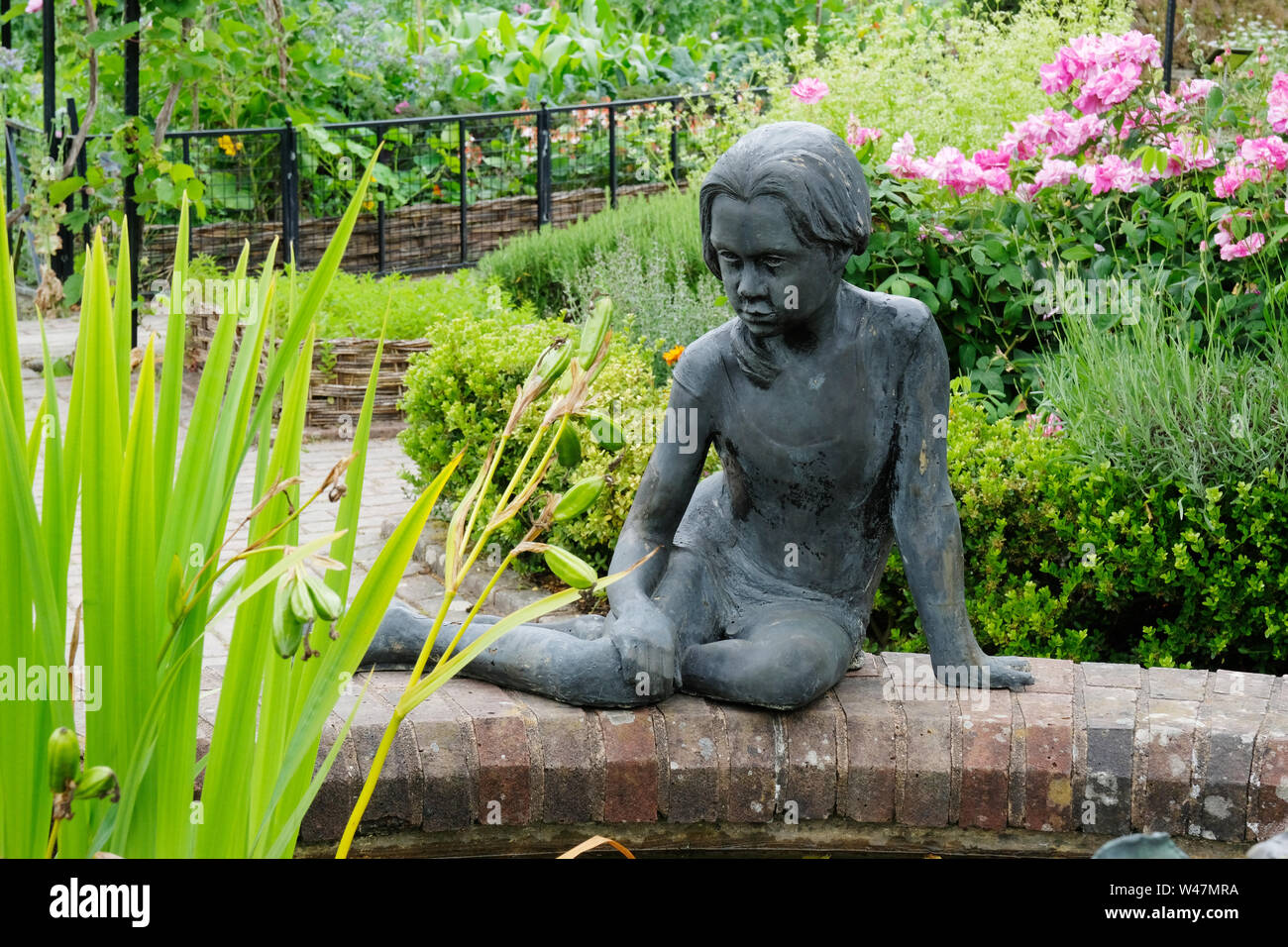 Water girl statue hi-res stock photography and images - Alamy