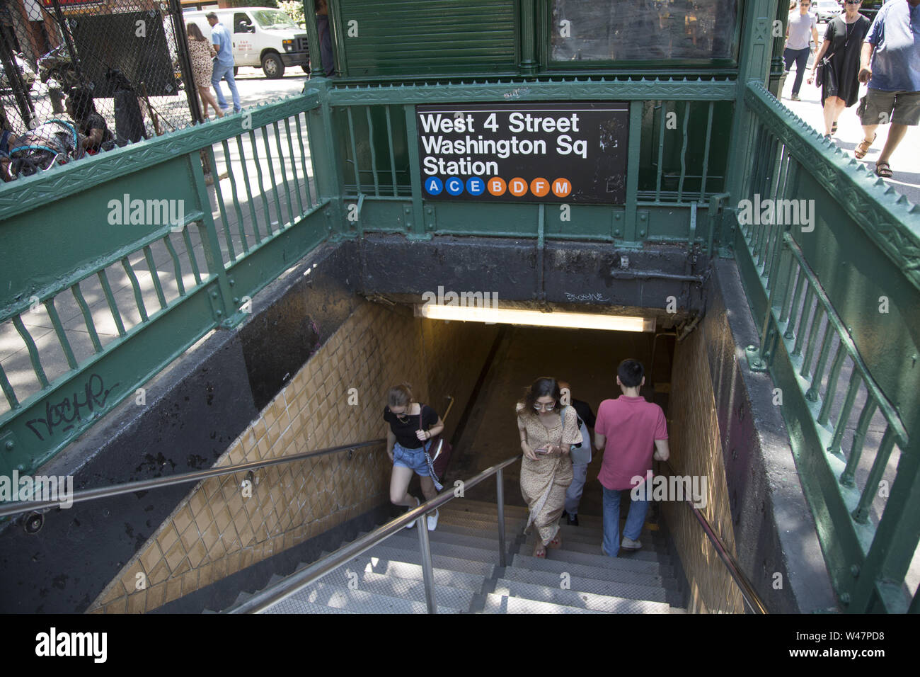 E subway entrance new york city hi-res stock photography and images - Alamy