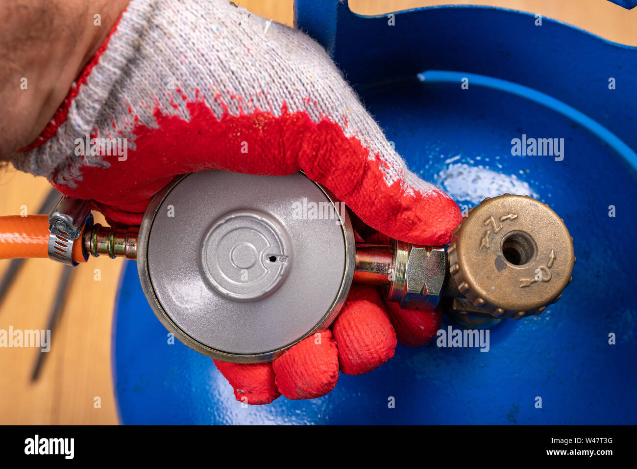 Reducer and gas cylinder for domestic use. Replacing the gas cylinder ...