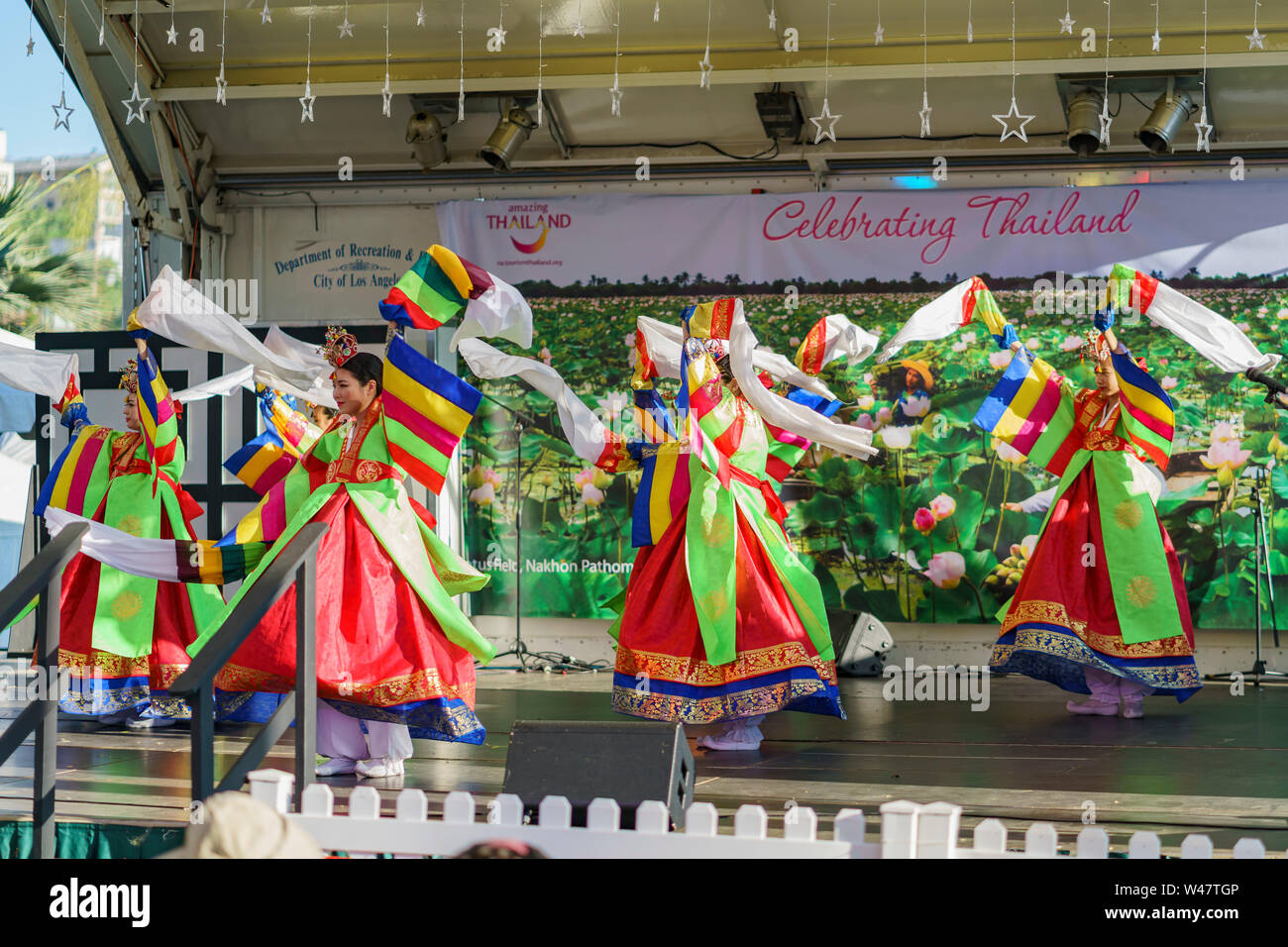 Korean girls on stage hi-res stock photography and images - Alamy