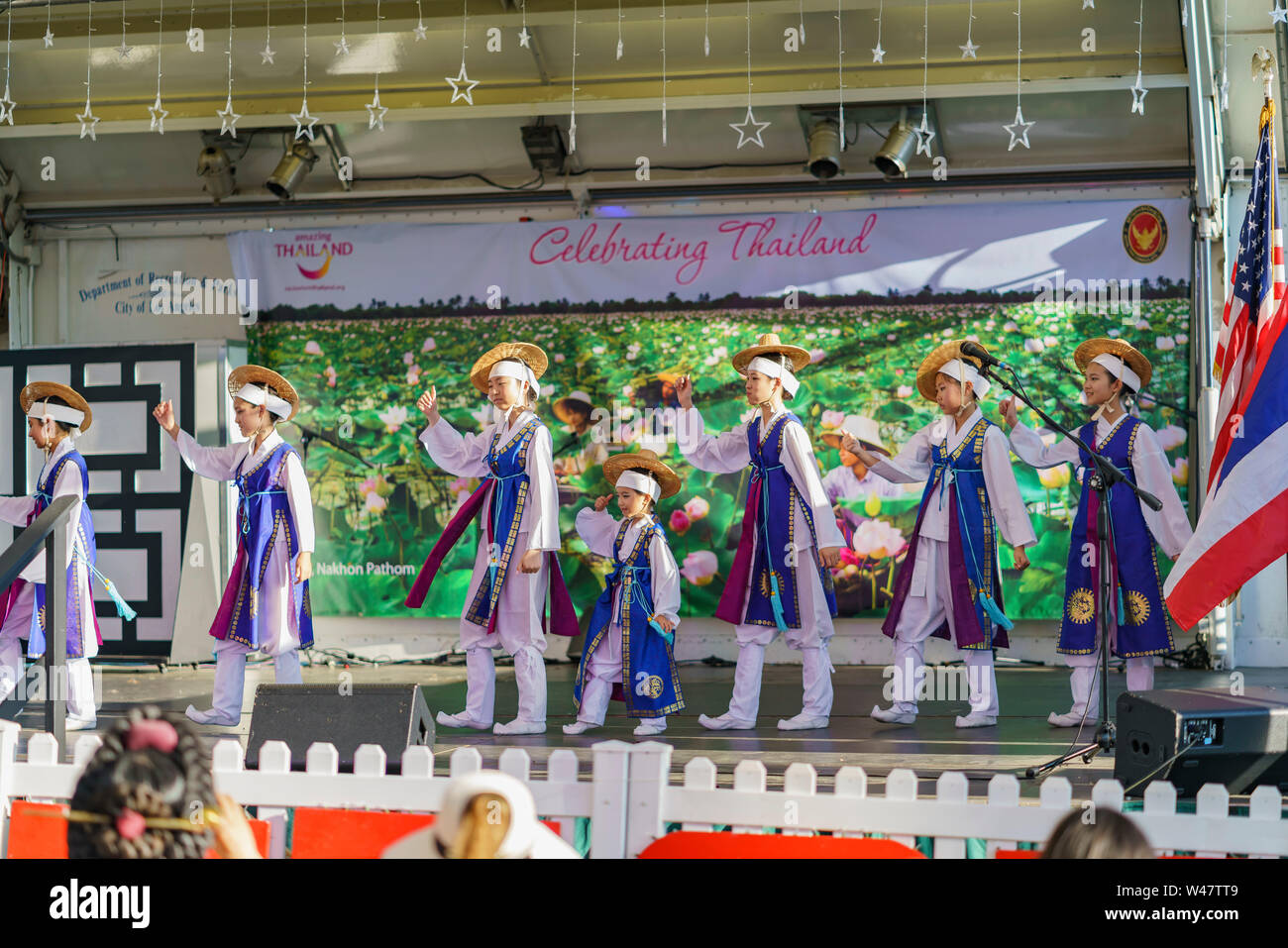 Korean girls on stage hi-res stock photography and images - Alamy