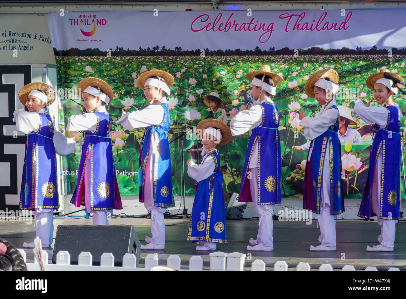 Korean girls on stage hi-res stock photography and images - Alamy