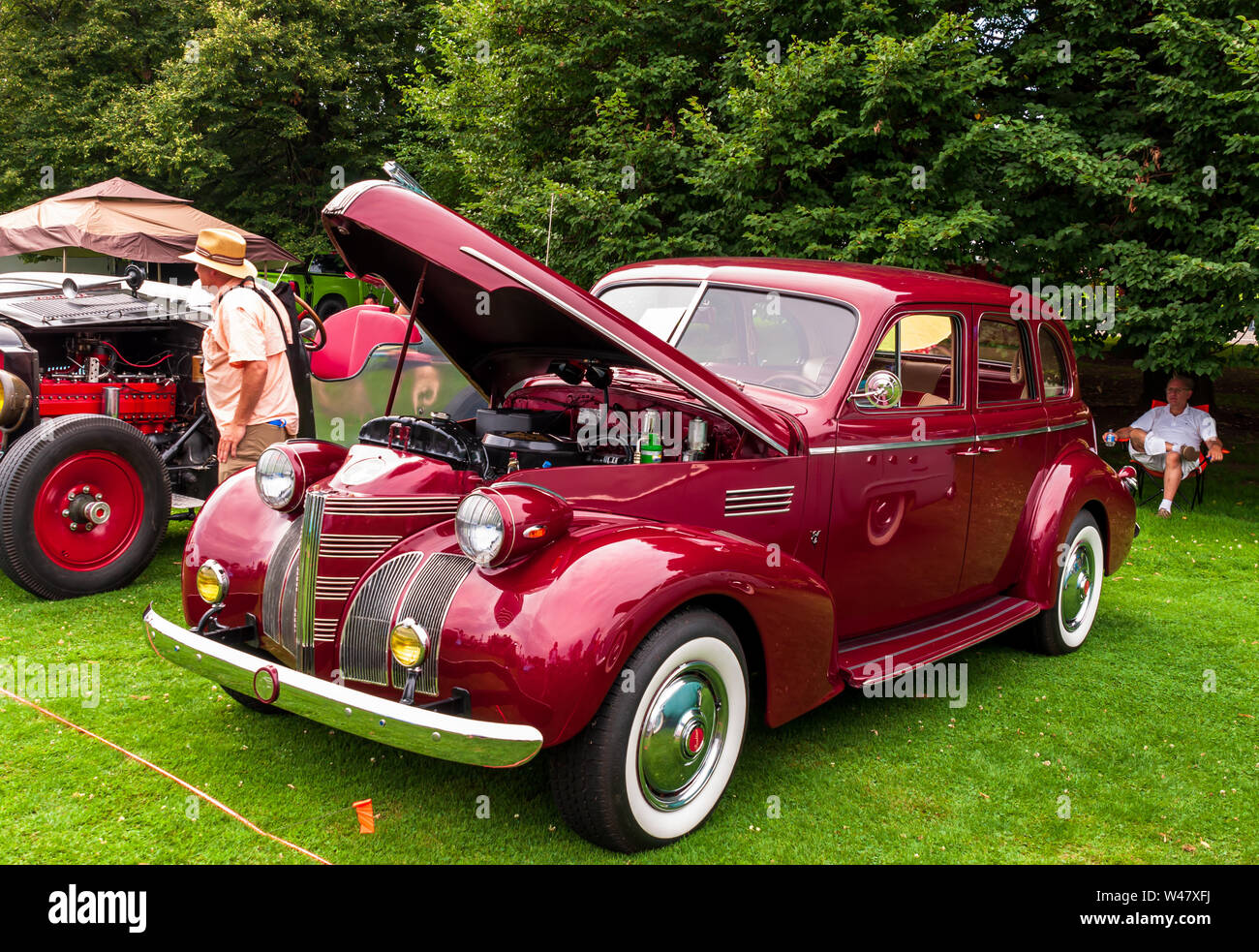 Maroon colored car hi-res stock photography and images - Alamy