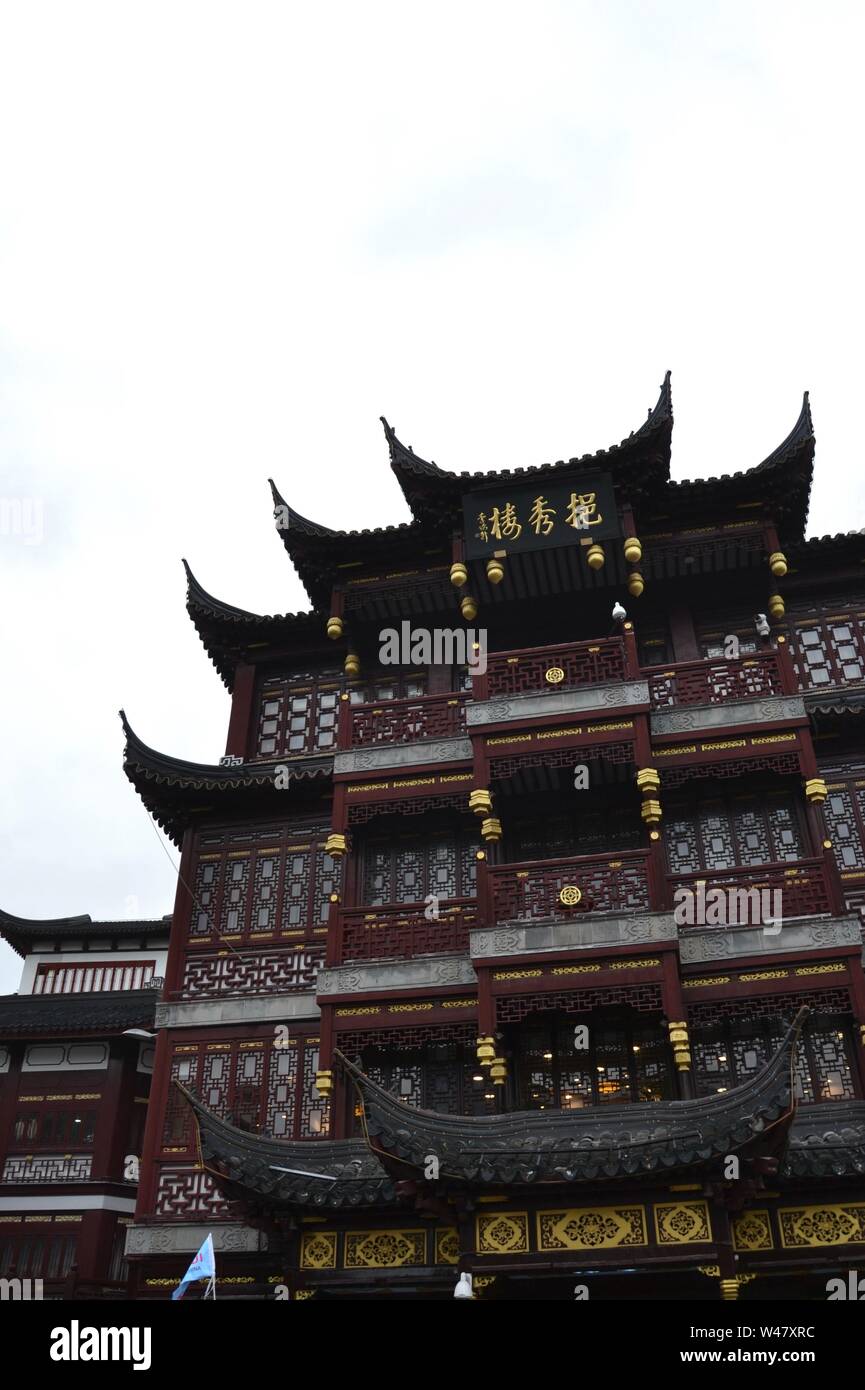 Ornate asian building hi-res stock photography and images - Alamy