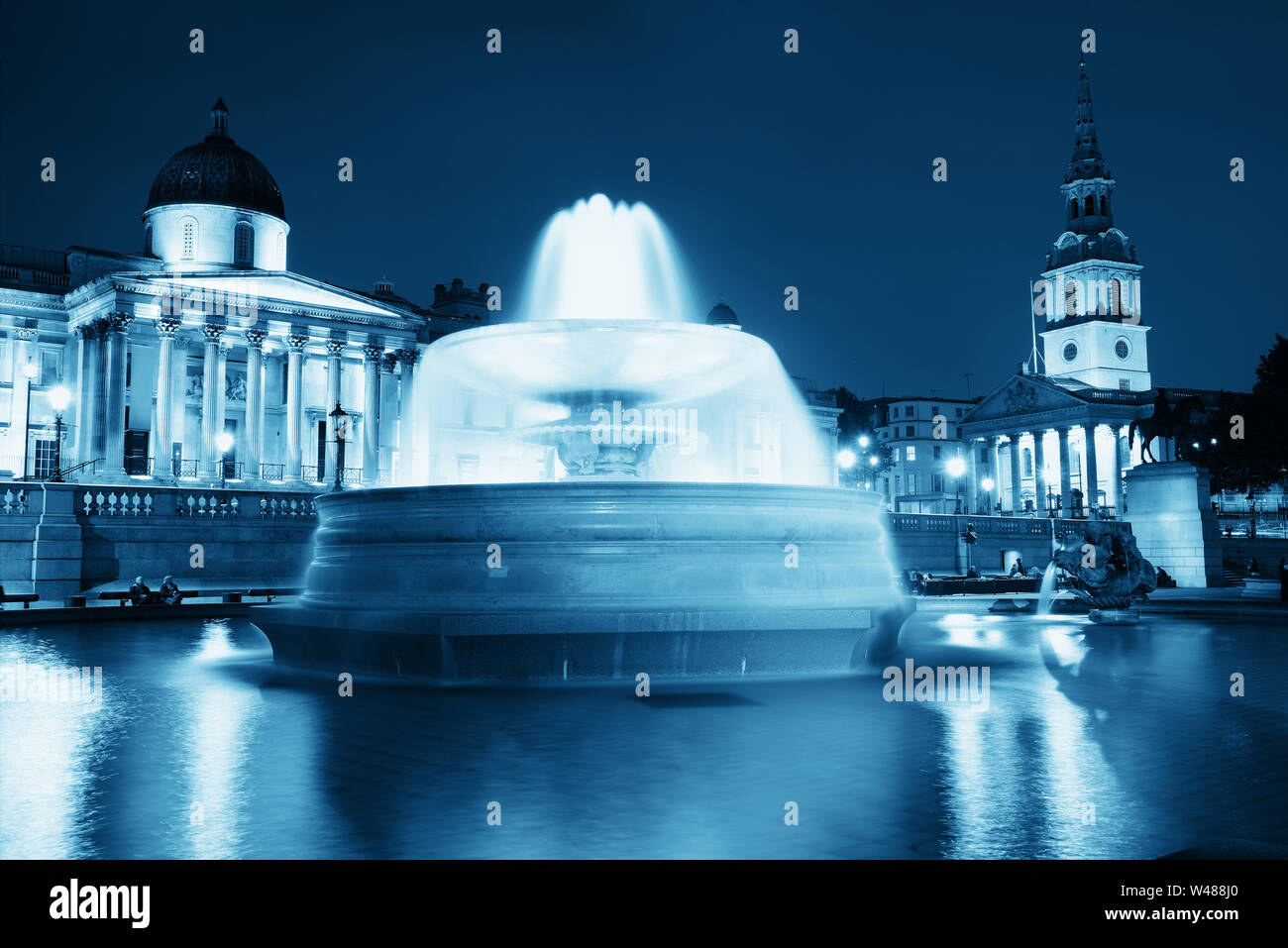 Trafalgar Square at night with fountain and national gallery in London ...