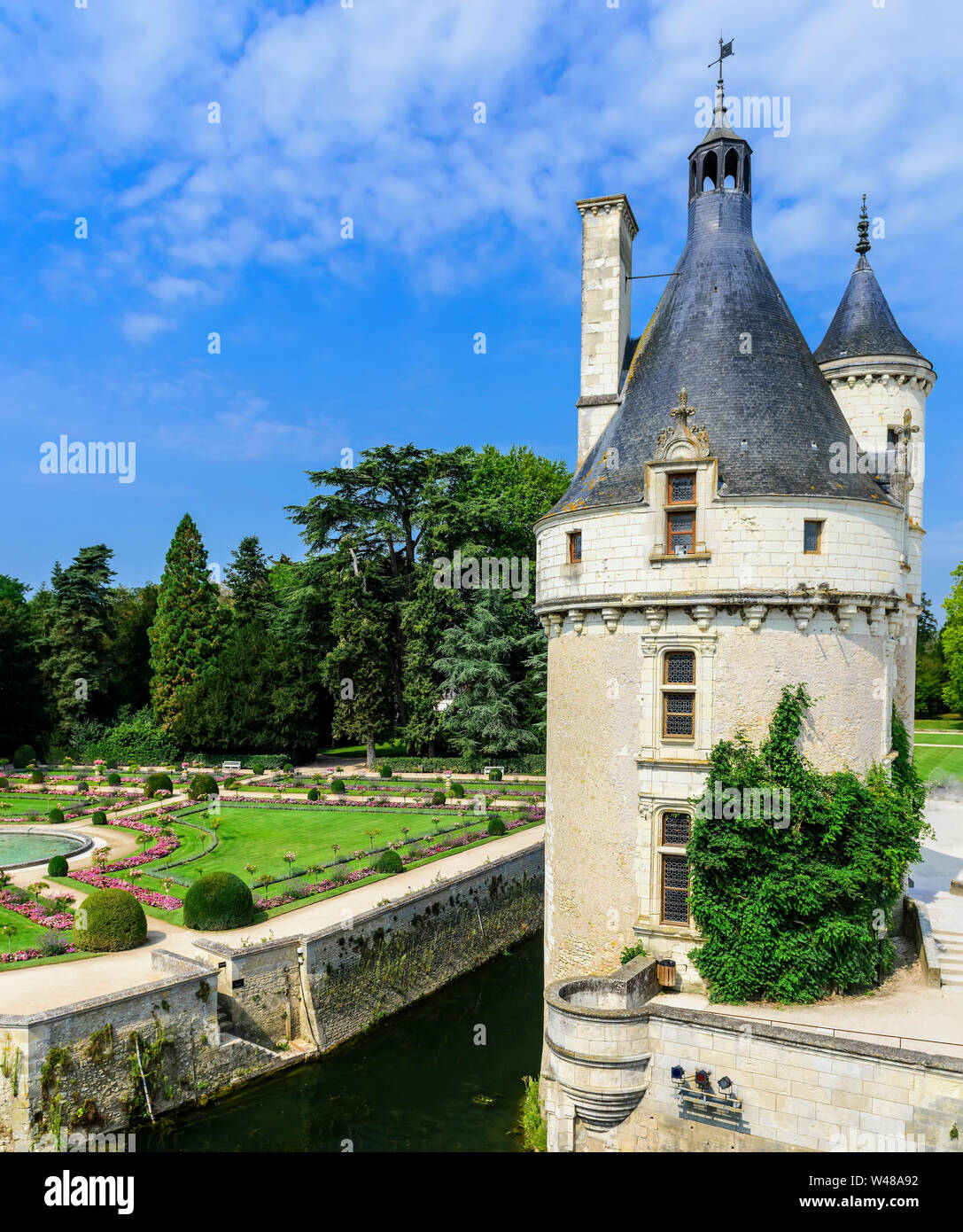 The Chenonceau Castle (French: Château de Chenonceau) is a French ...