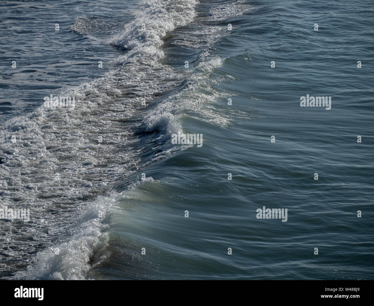 Gentle waves and surf on the South Pacific Ocean, New Zealand Stock ...