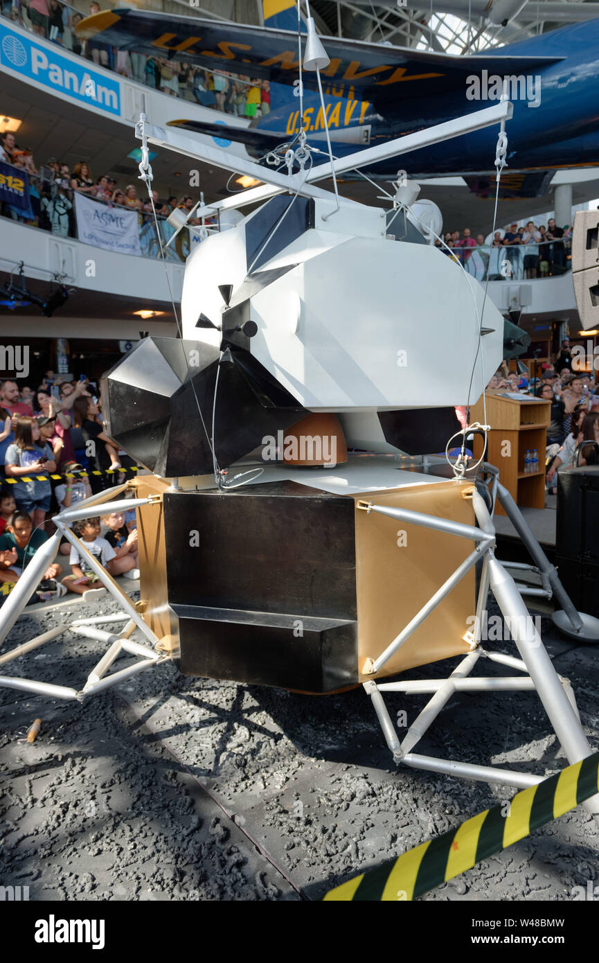 Scale model of lunar module hi-res stock photography and images - Alamy