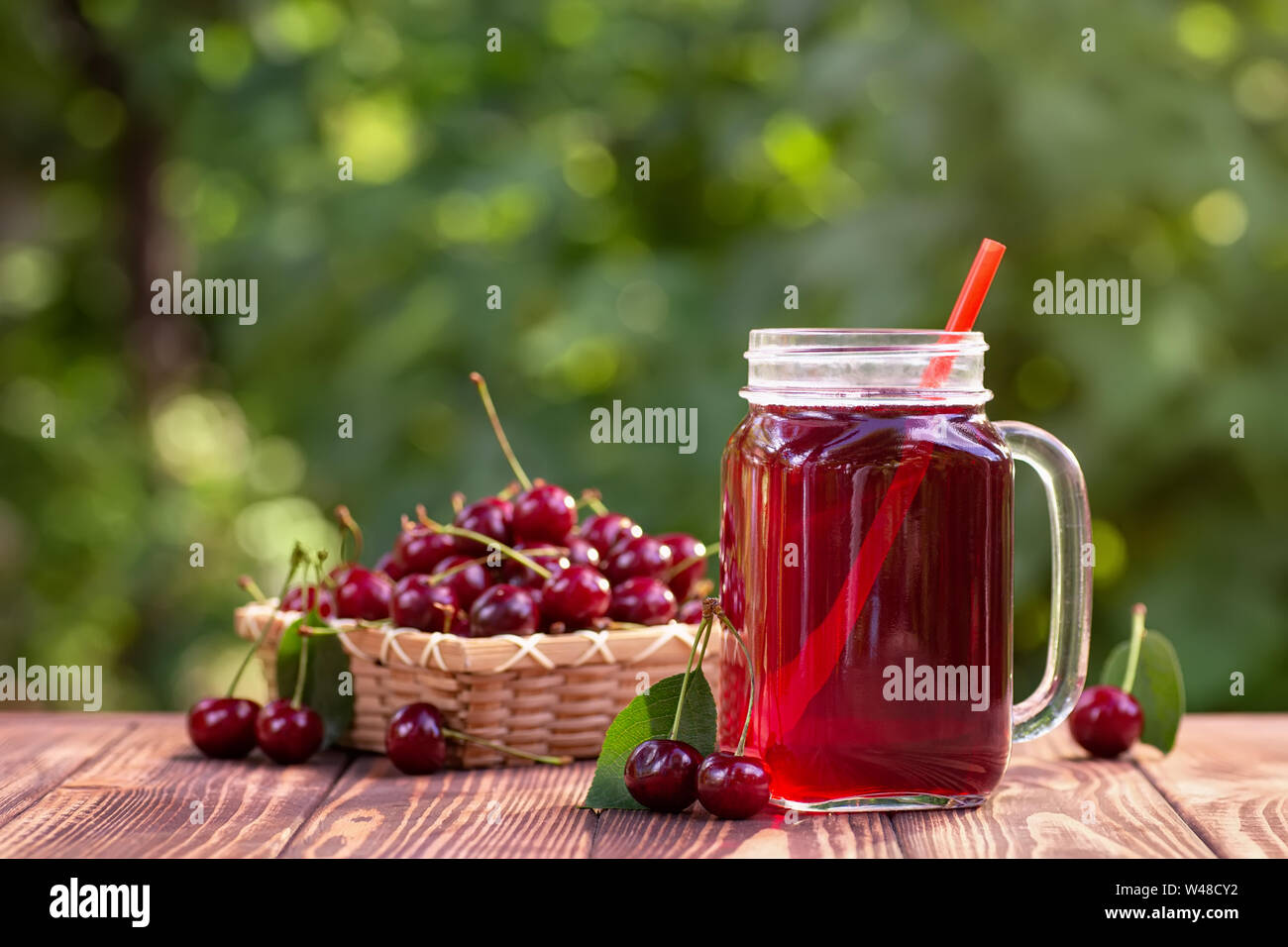 cherry juice in mason jar Stock Photo - Alamy