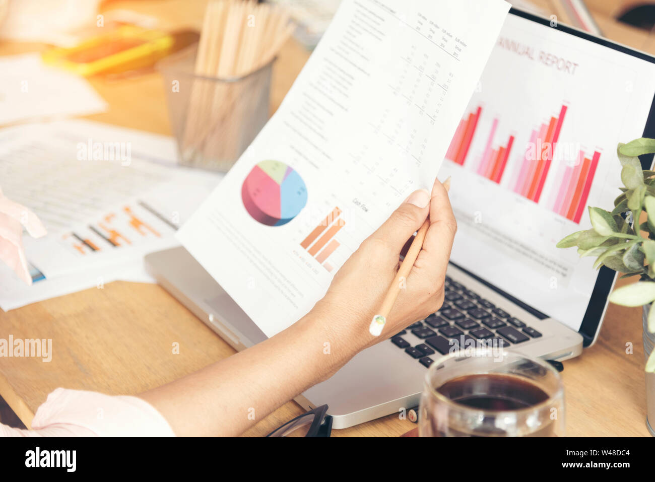 Document chart hi-res stock photography and images - Alamy