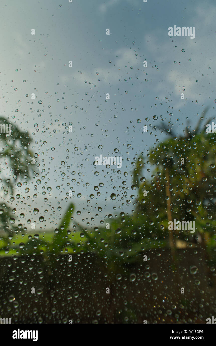 Raindrops on window hi-res stock photography and images - Alamy