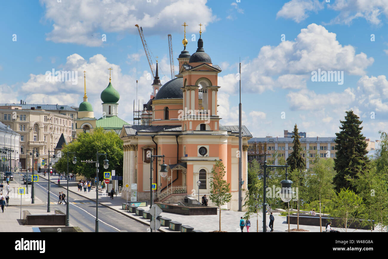 Khram velikomuchenitsy varvary orthodox church hi-res stock photography ...
