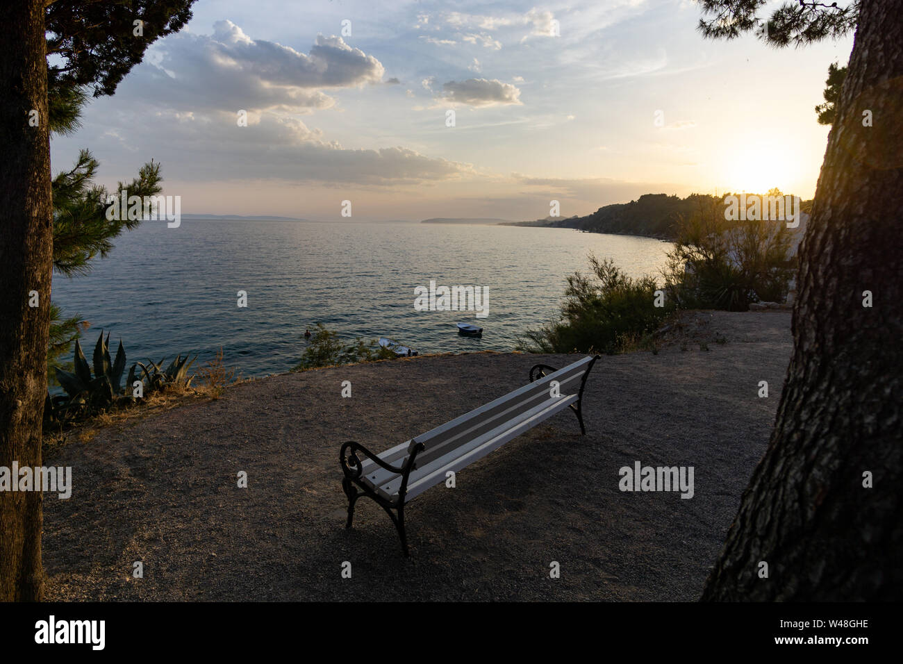 Bench sunset tree hi-res stock photography and images - Alamy