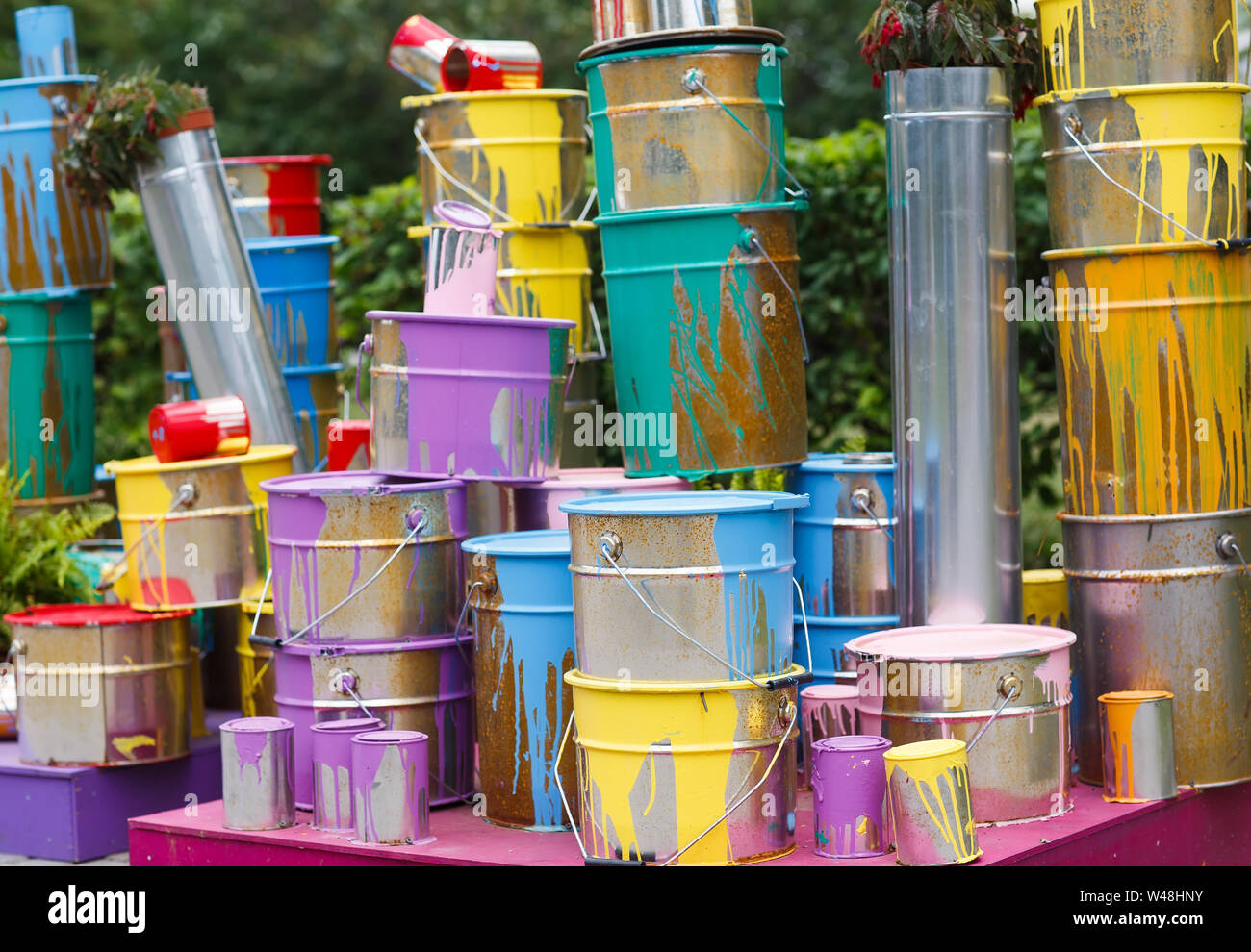 The used paint cans. Colorful paint buckets Stock Photo - Alamy