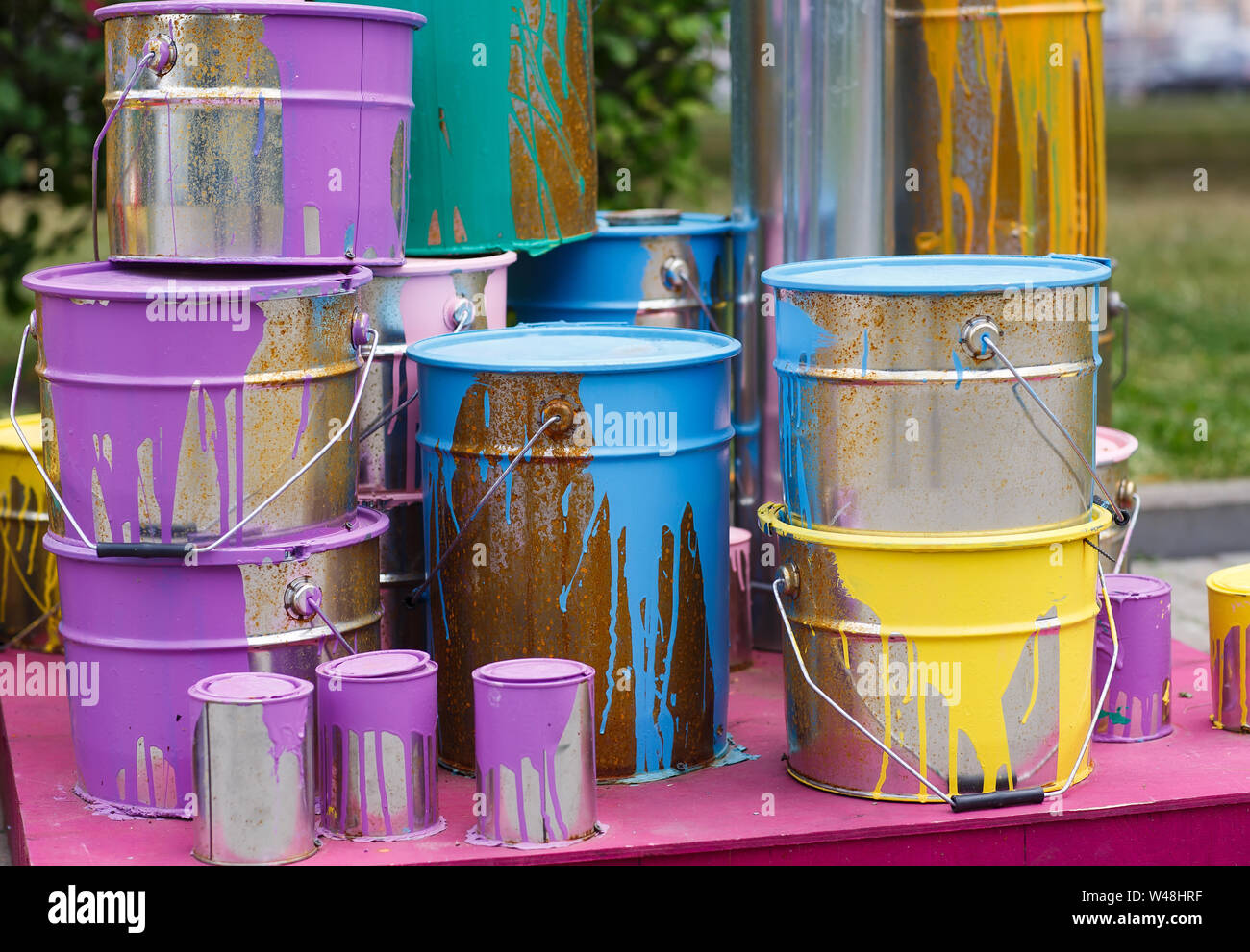The used paint cans. Colorful paint buckets Stock Photo - Alamy
