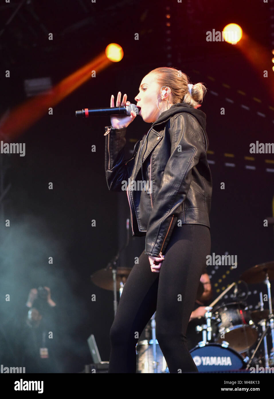 Danielle Bradbury Live on stage Stock Photo - Alamy
