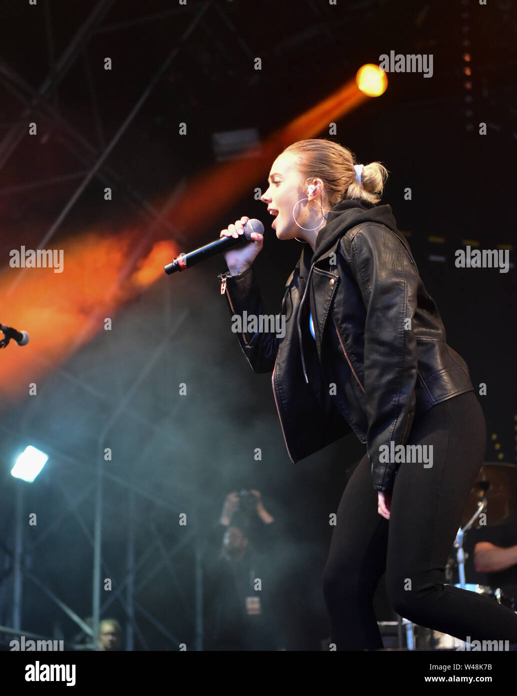Danielle Bradbury Live on stage Stock Photo - Alamy