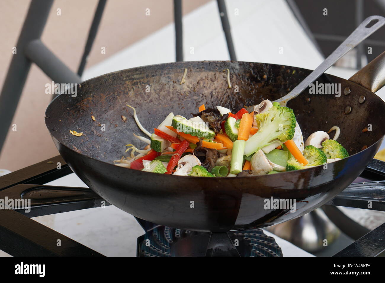 Cooking chinese noodles wok hi-res stock photography and images - Alamy
