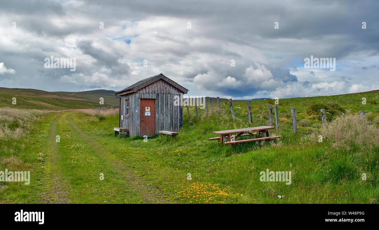 DAVA WAY TRAIL MORAY SCOTLAND IN SUMMER HALF WAY HUT AND SEATS Stock ...