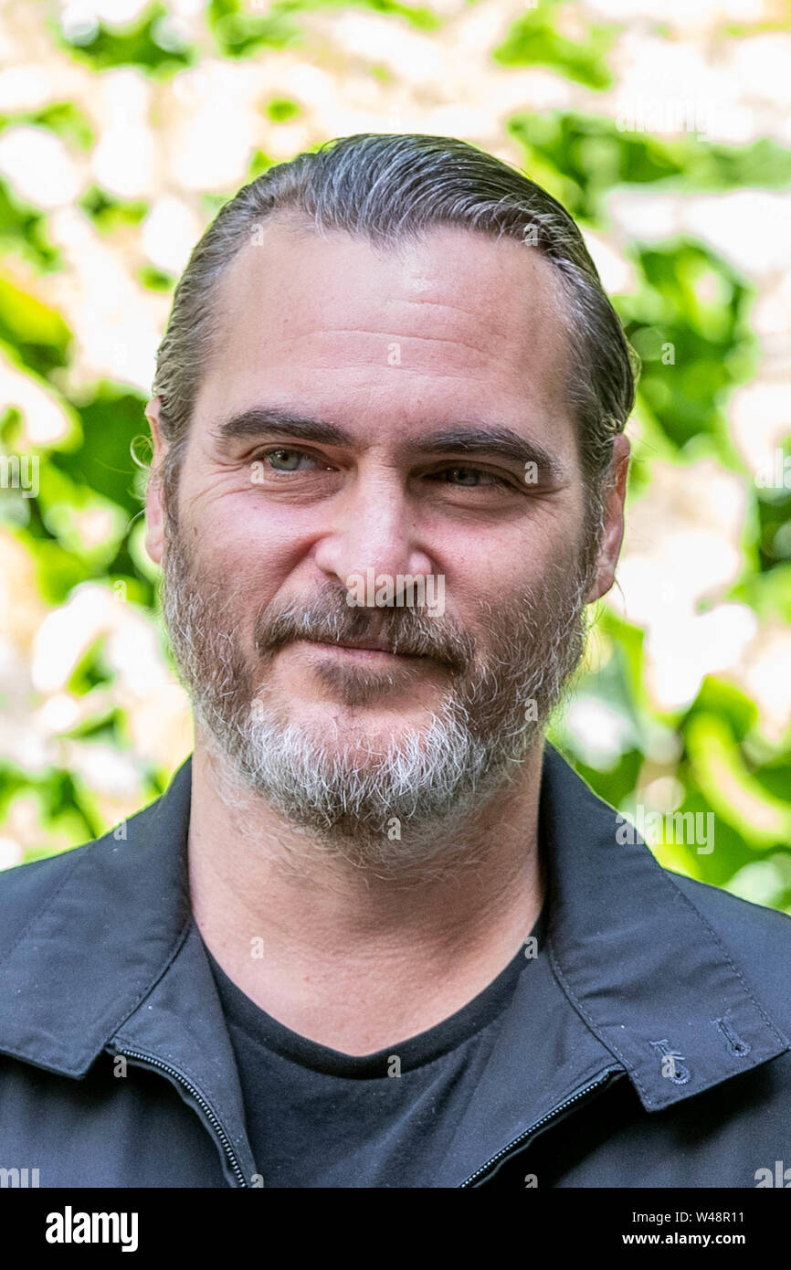 Joker portrait joaquin phoenix hi-res stock photography and images - Alamy