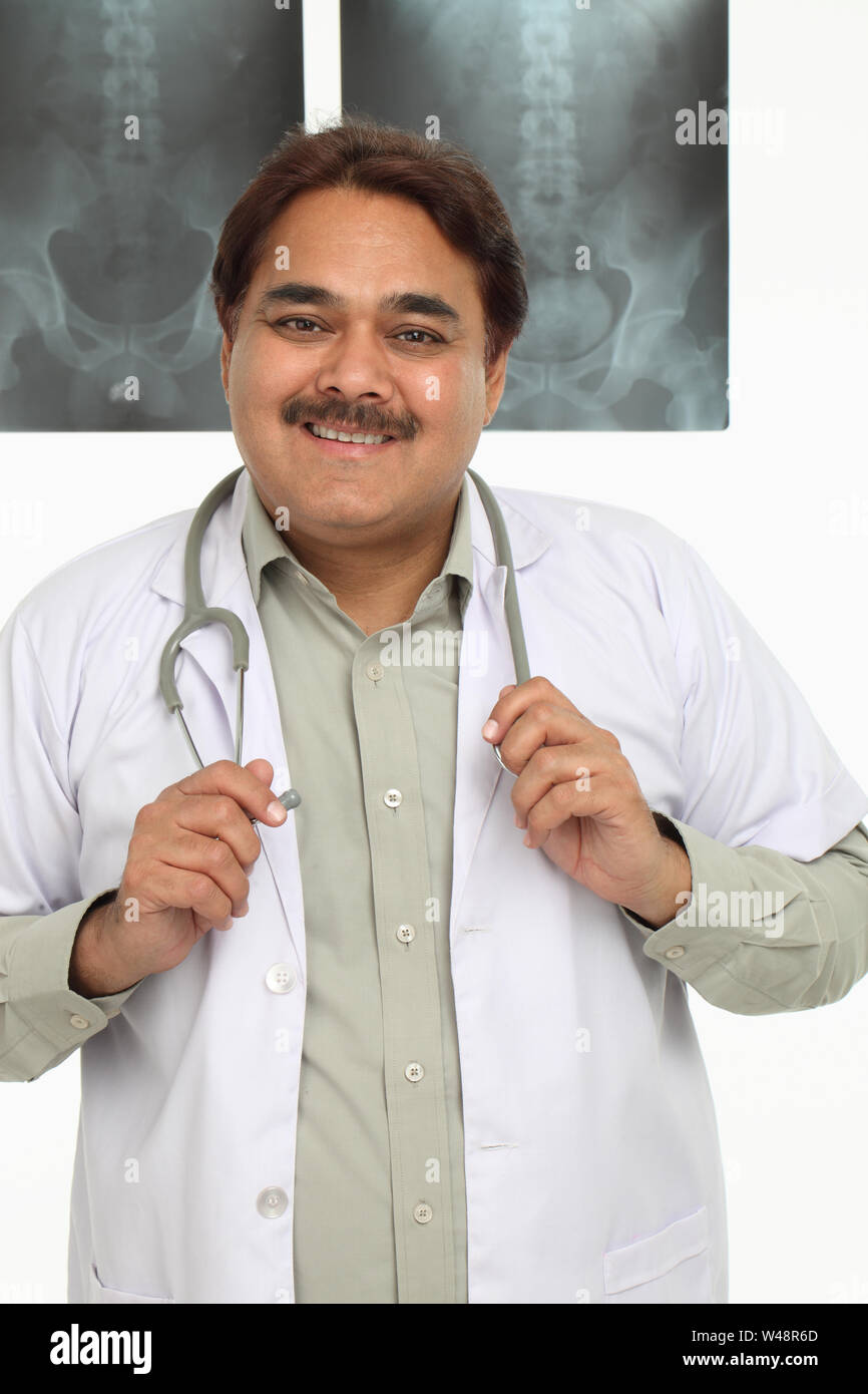 Portrait of a male doctor smiling Stock Photo - Alamy