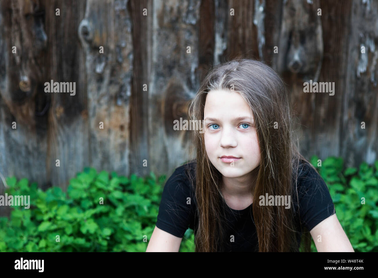 Girl with wooden fence hi-res stock photography and images - Alamy