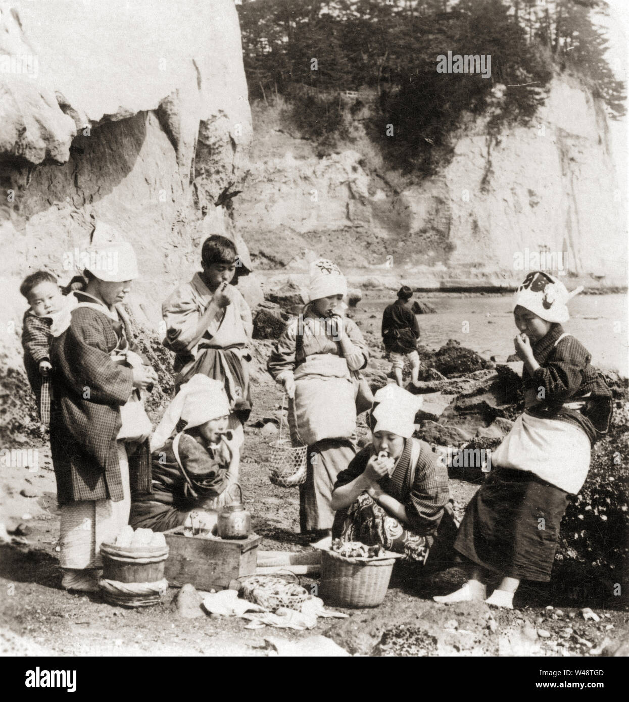 [ 1900s Japan - Japanese Fisherwomen Eating ] — Japanese fisherwomen ...