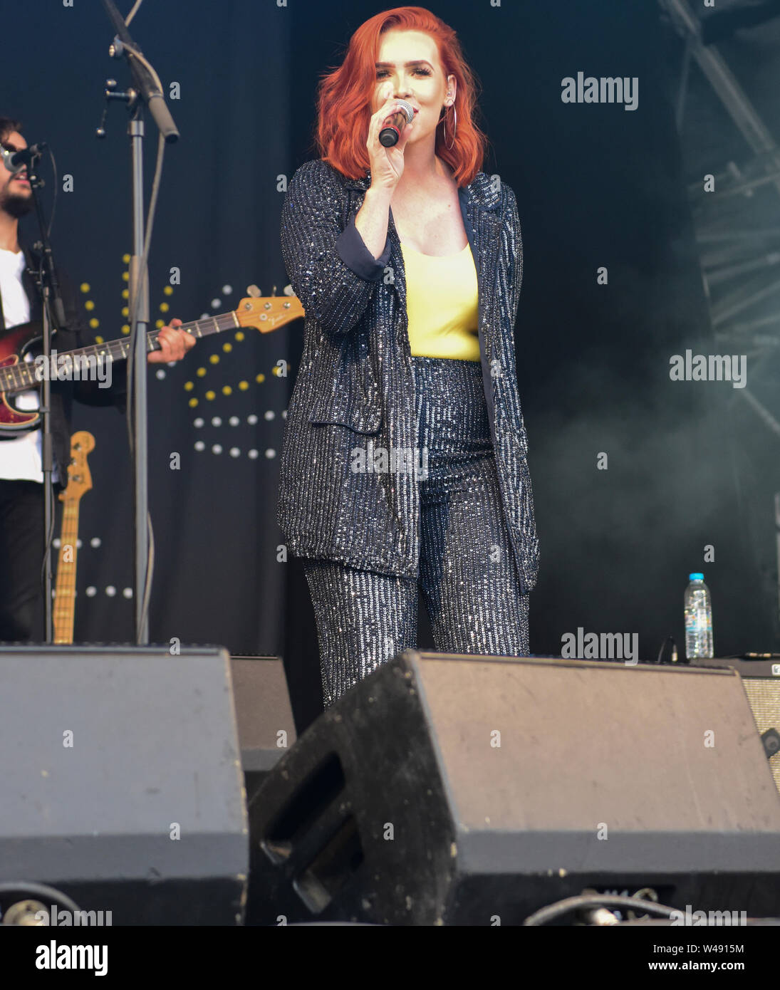 Laura Oakes live on stage Stock Photo - Alamy