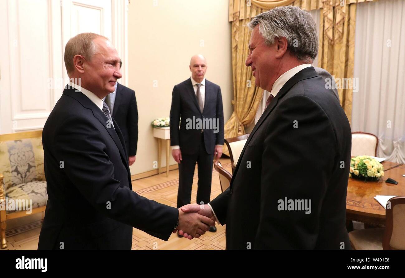 Russian President Vladimir Putin, left, meets with Royal Dutch Shell ...
