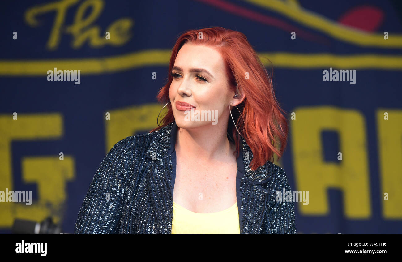 Laura Oakes live on stage Stock Photo - Alamy