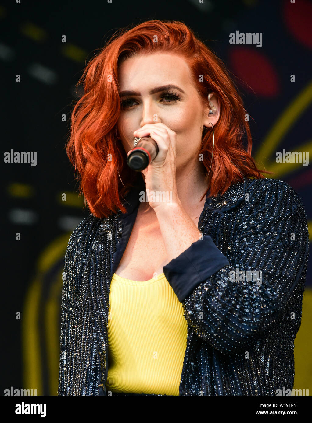 Laura Oakes live on stage Stock Photo - Alamy