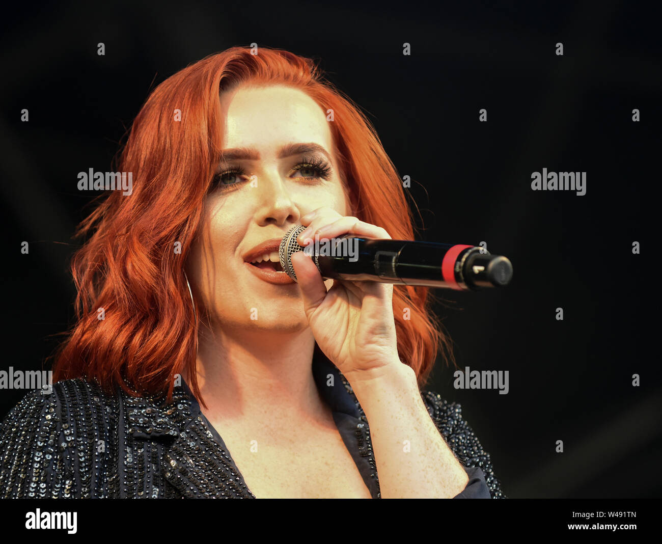 Laura Oakes live on stage Stock Photo - Alamy
