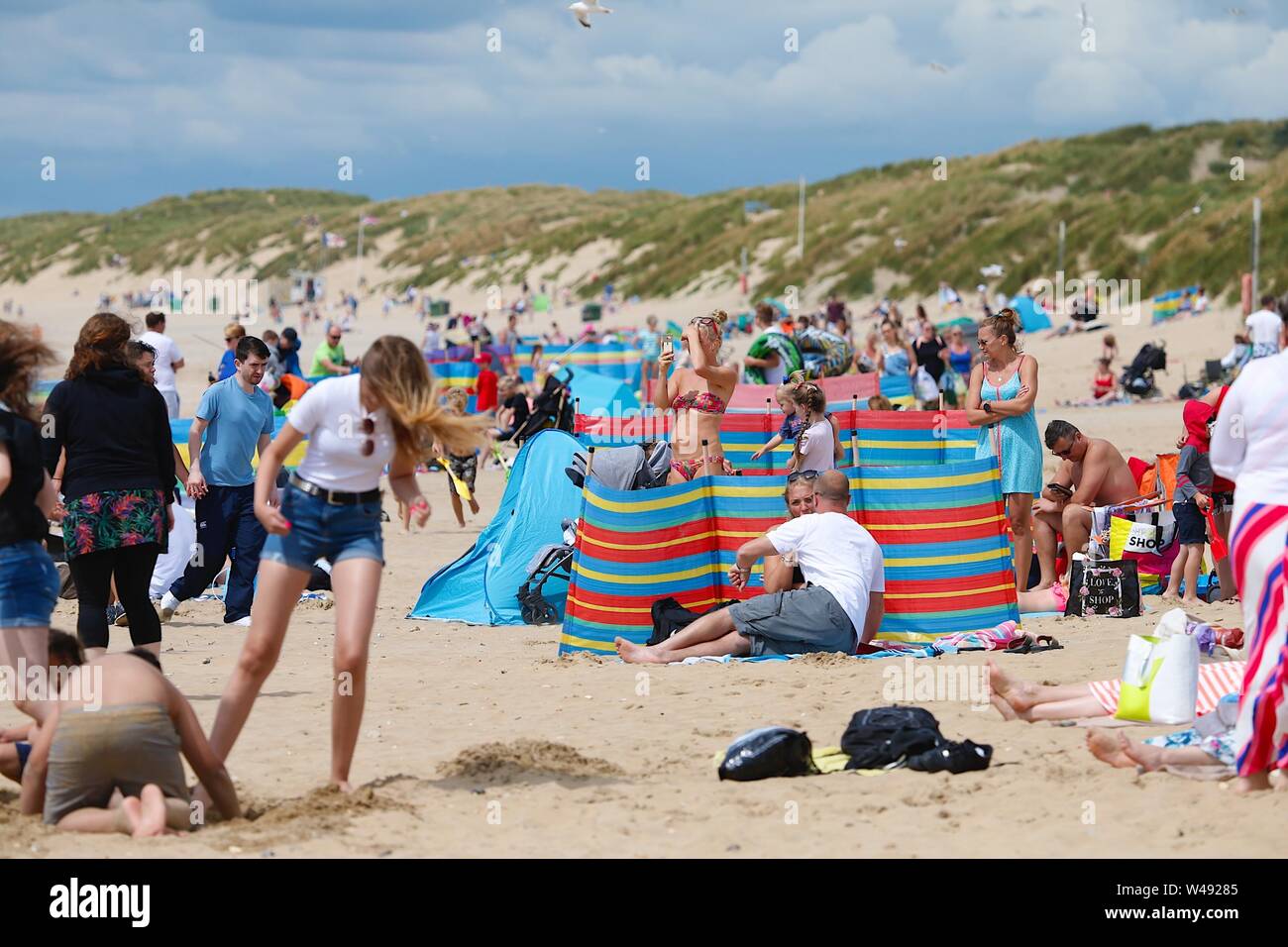 Lots of people at the beach High Resolution Stock Photography and ...
