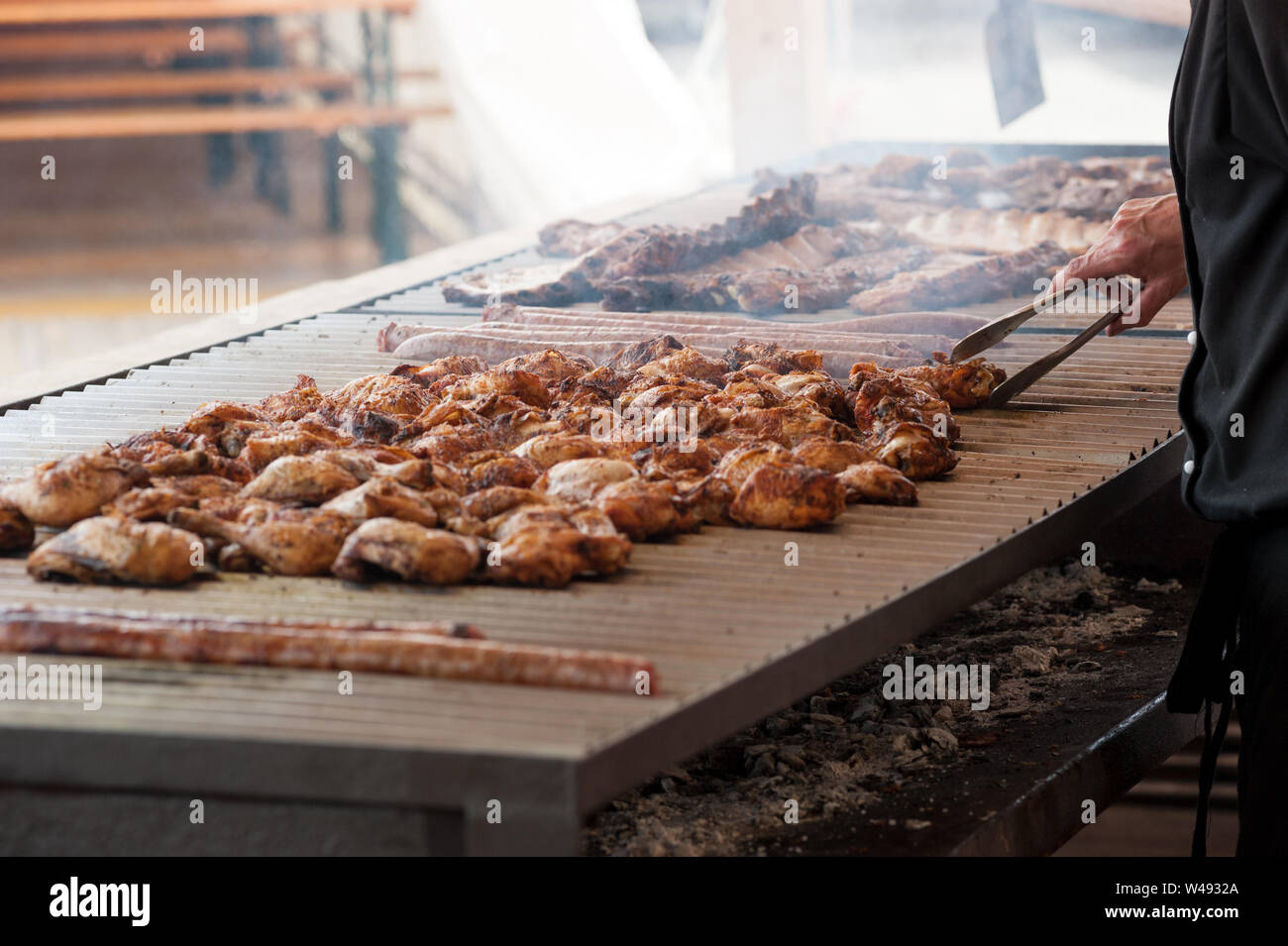 Grilling charcoal chicken hi-res stock photography and images - Alamy