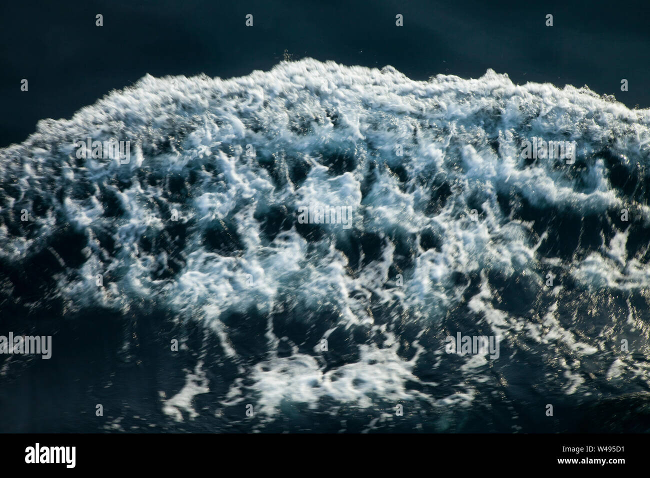 Mar y olas en el Golfo Pérsico Stock Photo - Alamy