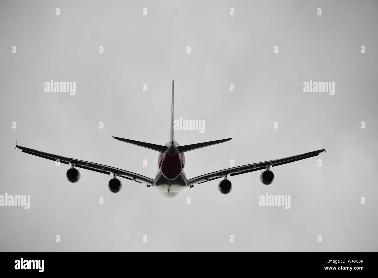 Boeing 747 flying hi-res stock photography and images - Alamy