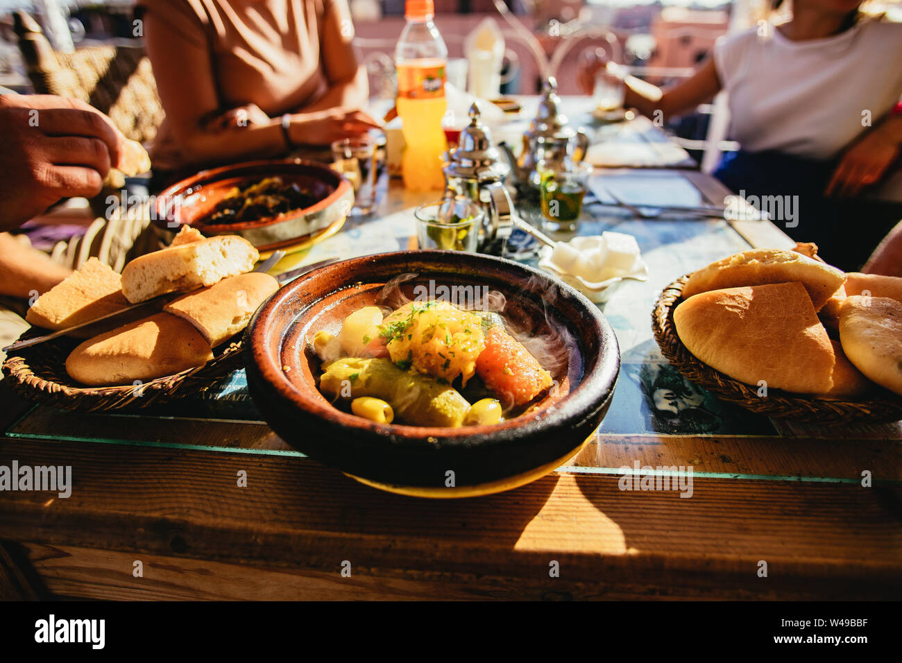 People sitting down eat hi-res stock photography and images - Alamy