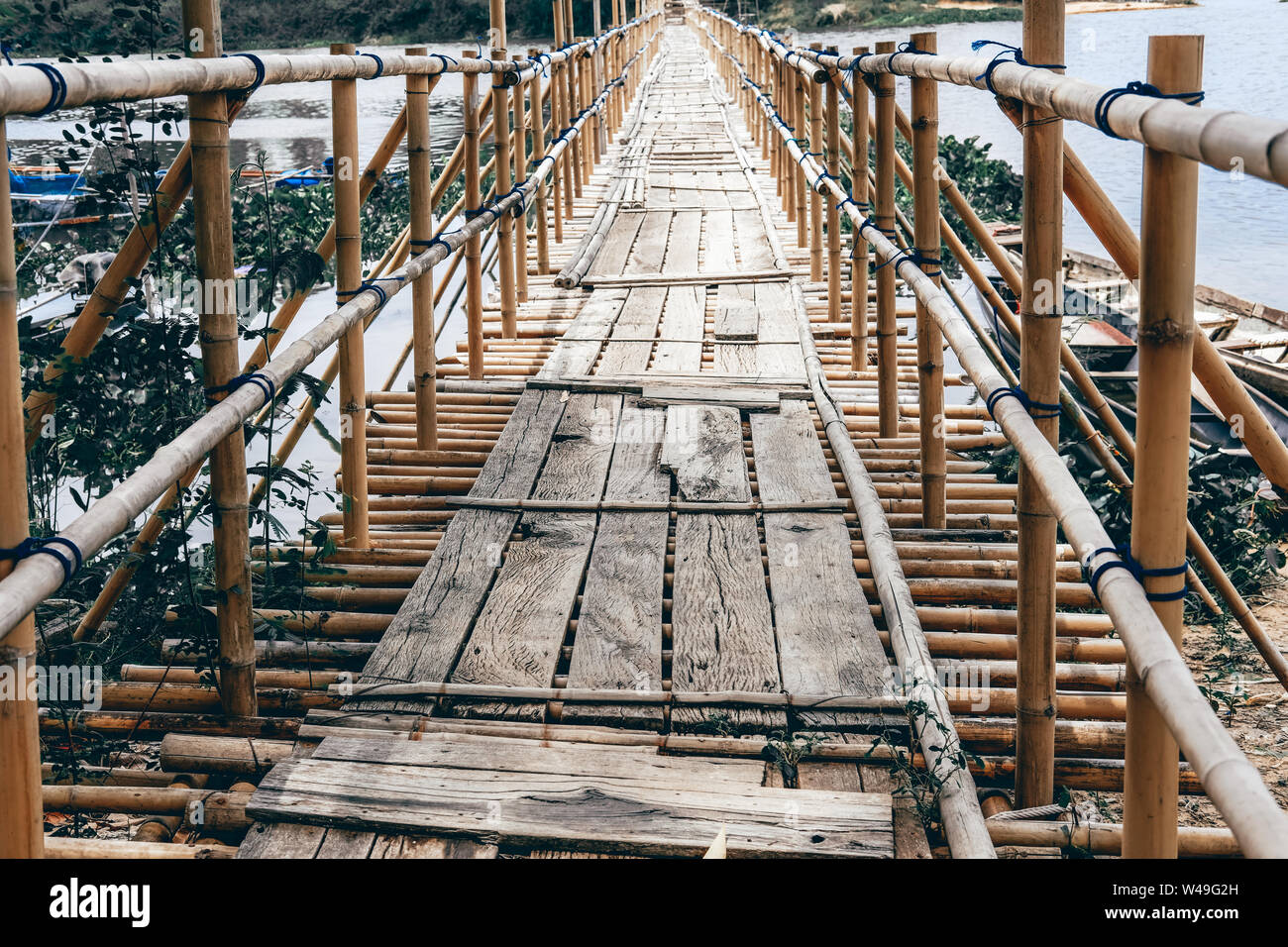 wooden bridge footbridge walkway pathway crossing river Stock Photo - Alamy