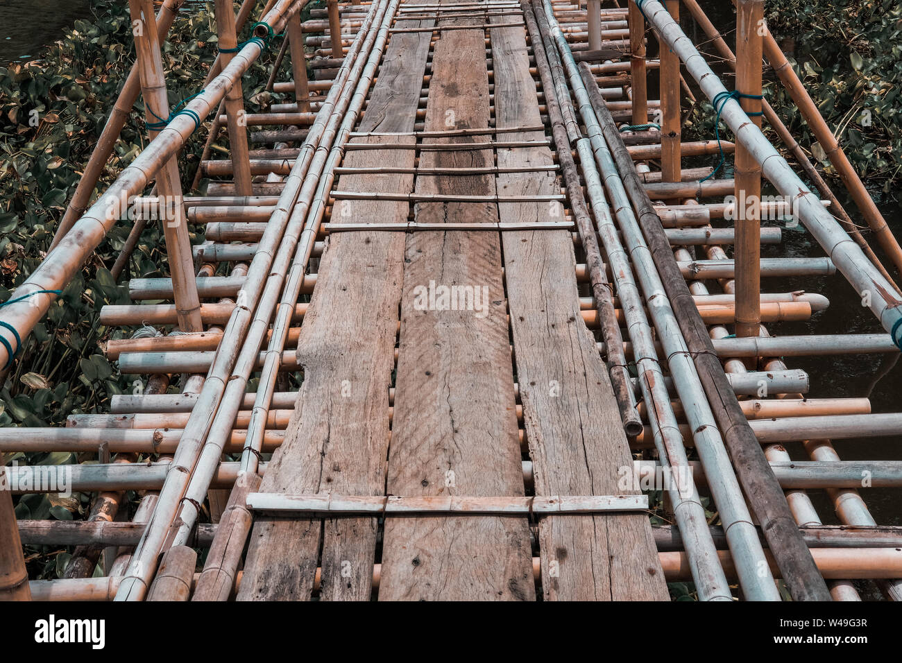 wooden bridge footbridge walkway pathway crossing river Stock Photo - Alamy
