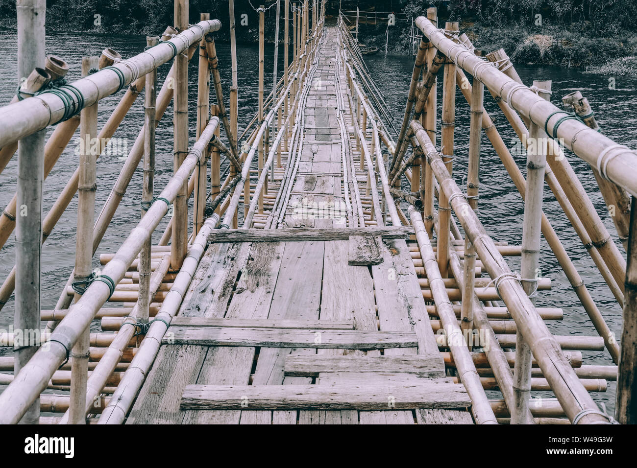 wooden bridge footbridge walkway pathway crossing river Stock Photo - Alamy