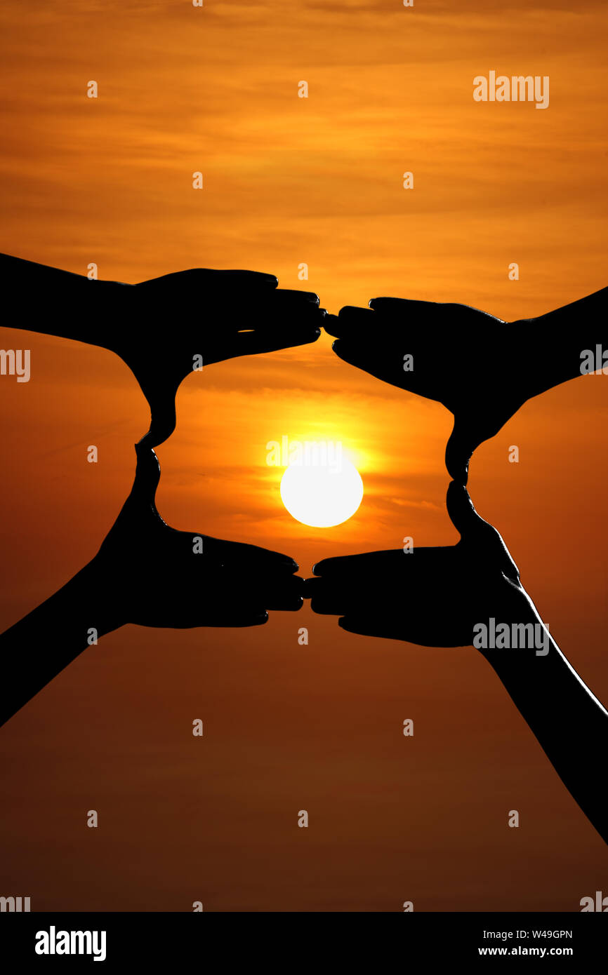Hands framing sun hi-res stock photography and images - Alamy