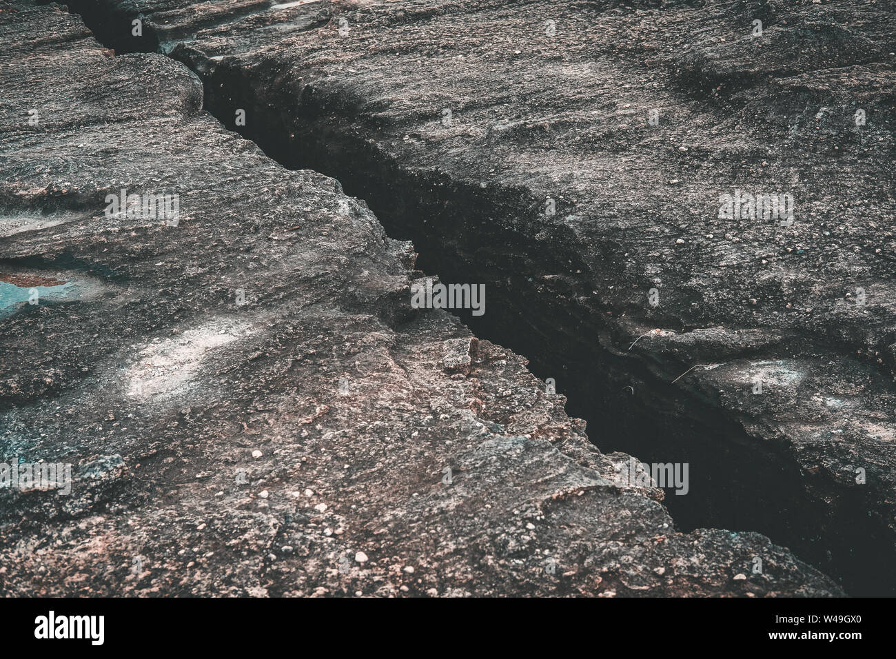 cracked rock canyon. crack rift crevice in stone Stock Photo - Alamy