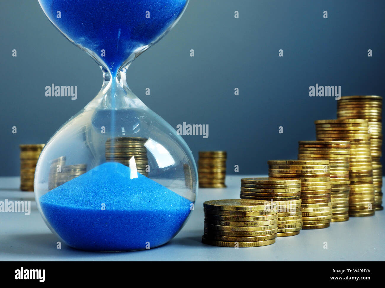 Hourglass and money hi-res stock photography and images - Alamy