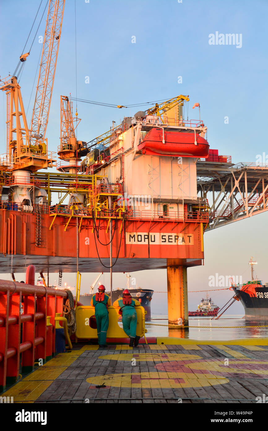 Crew transfer vessel lift hi-res stock photography and images - Alamy