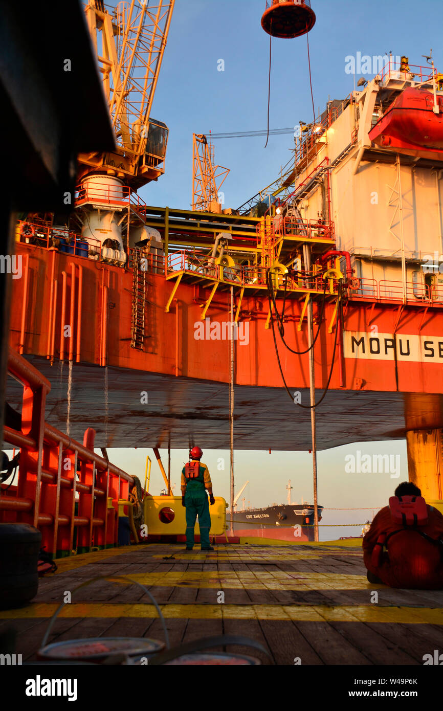 Personal safety basket transfer hi-res stock photography and images - Alamy