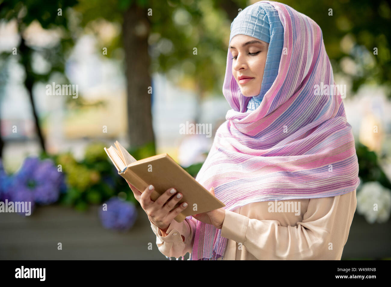 Muslim girl reading book hi-res stock photography and images - Alamy
