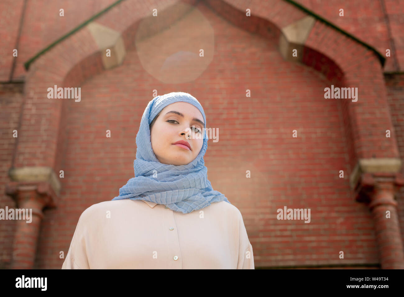 Young muslim woman in hijab standing by wall of oriental palace Stock ...