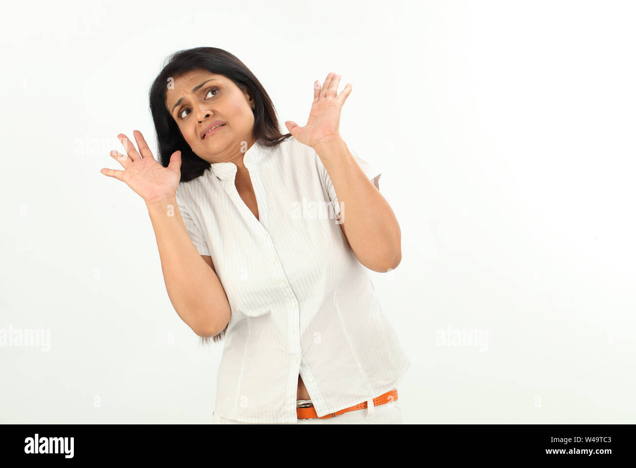 Woman looking frightened hi-res stock photography and images - Alamy