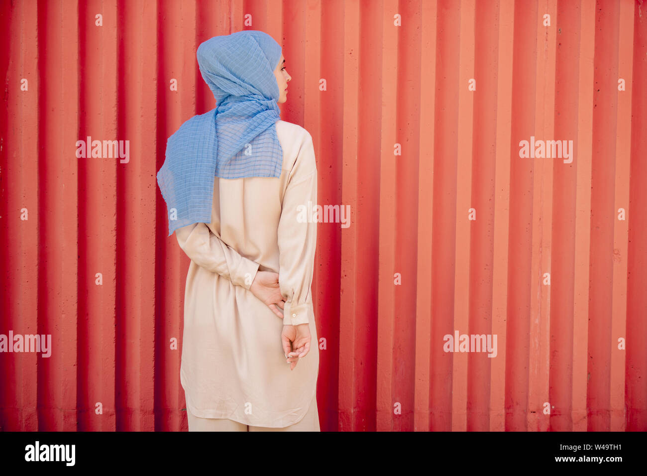 Muslim girl back view hi-res stock photography and images - Alamy