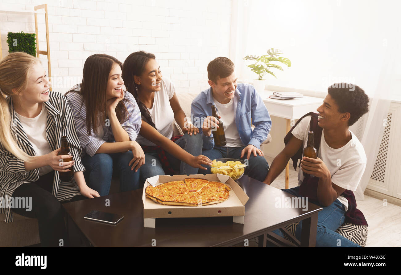 Diverse group of students eating lunch hi-res stock photography and ...